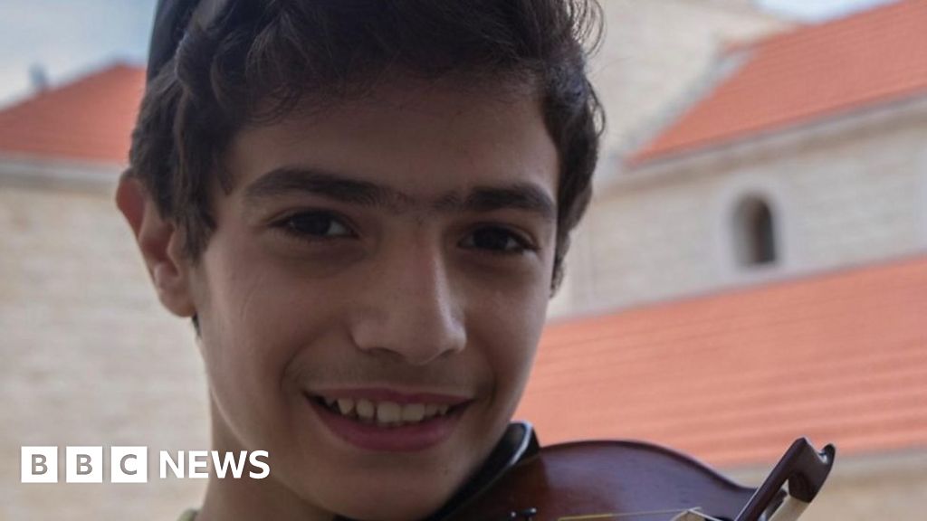 Syrian refugee violinist starts new life - BBC News