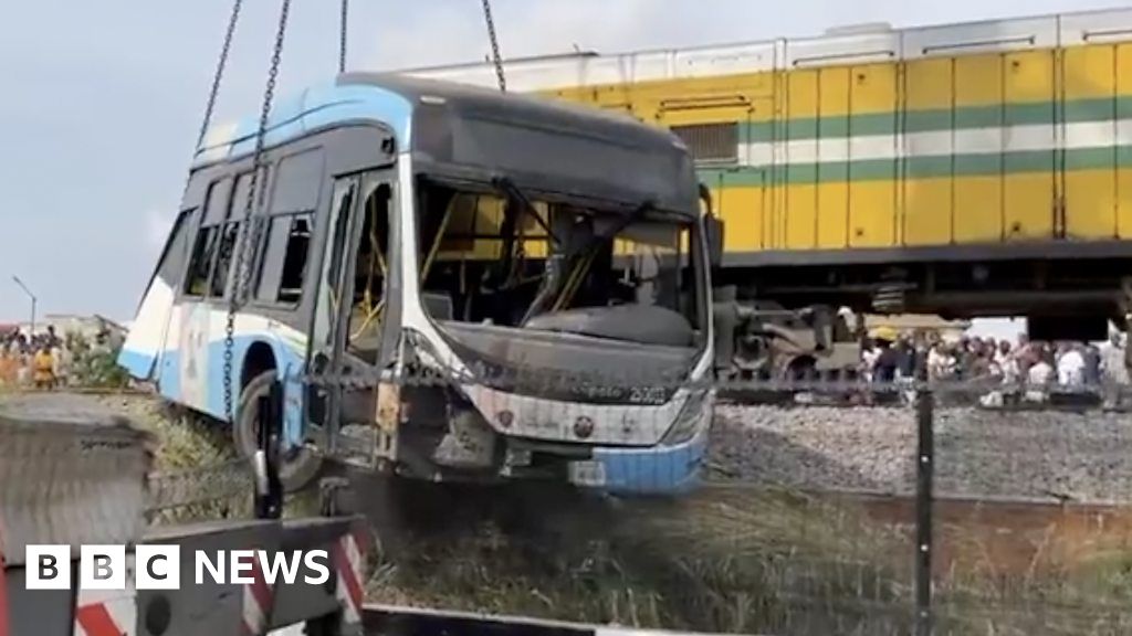 Nigeria: Dozens injured and six killed in bus and train collision in Lagos