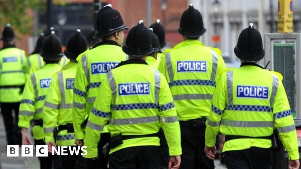 Police 'inadequate' on child abuse, says report - BBC News