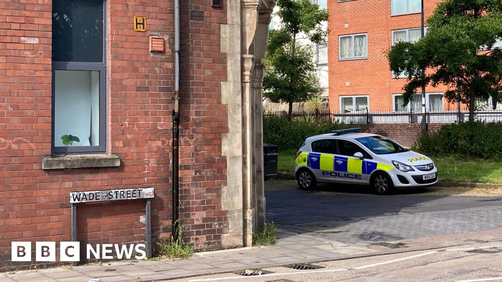 Man injured when hit with glass bottle in Bristol