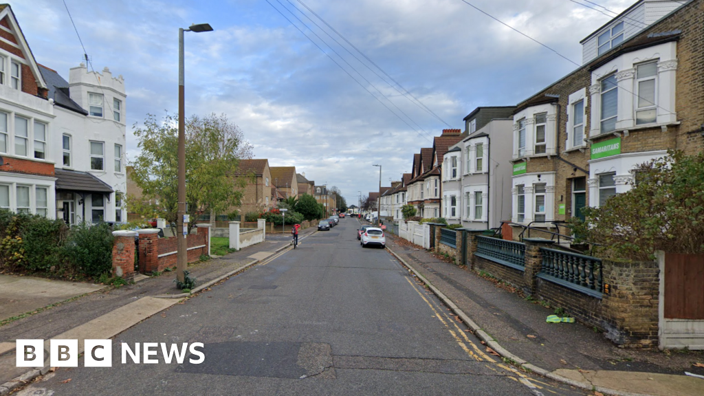 Southend: Man seriously hurt as robbers attack victim in car - BBC News