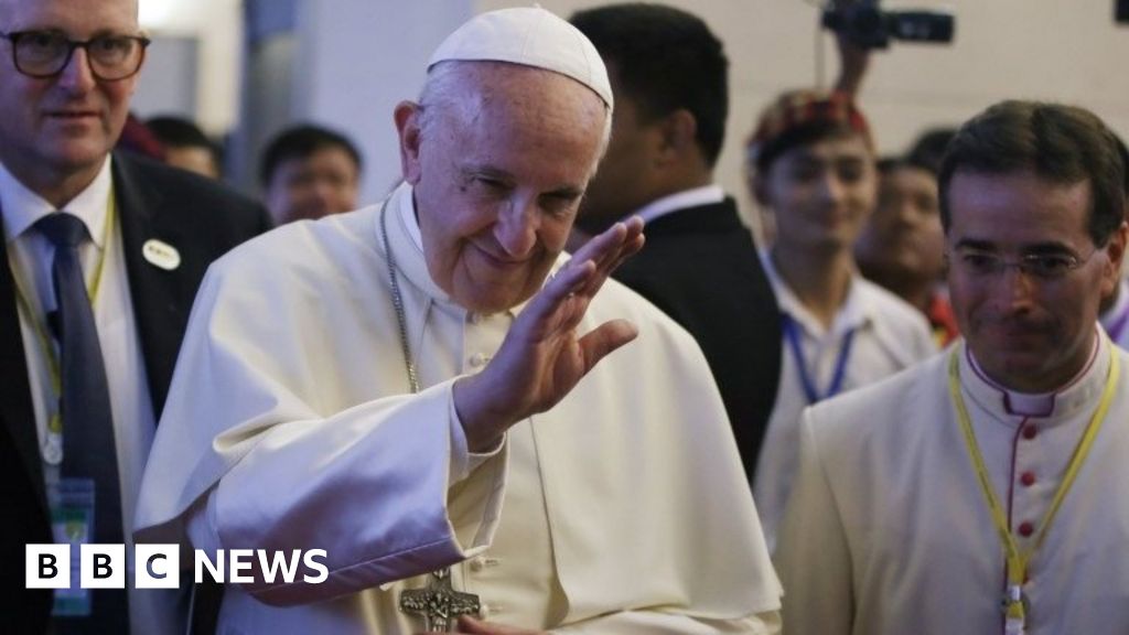 Pope Francis avoids angry reaction in Myanmar - BBC News