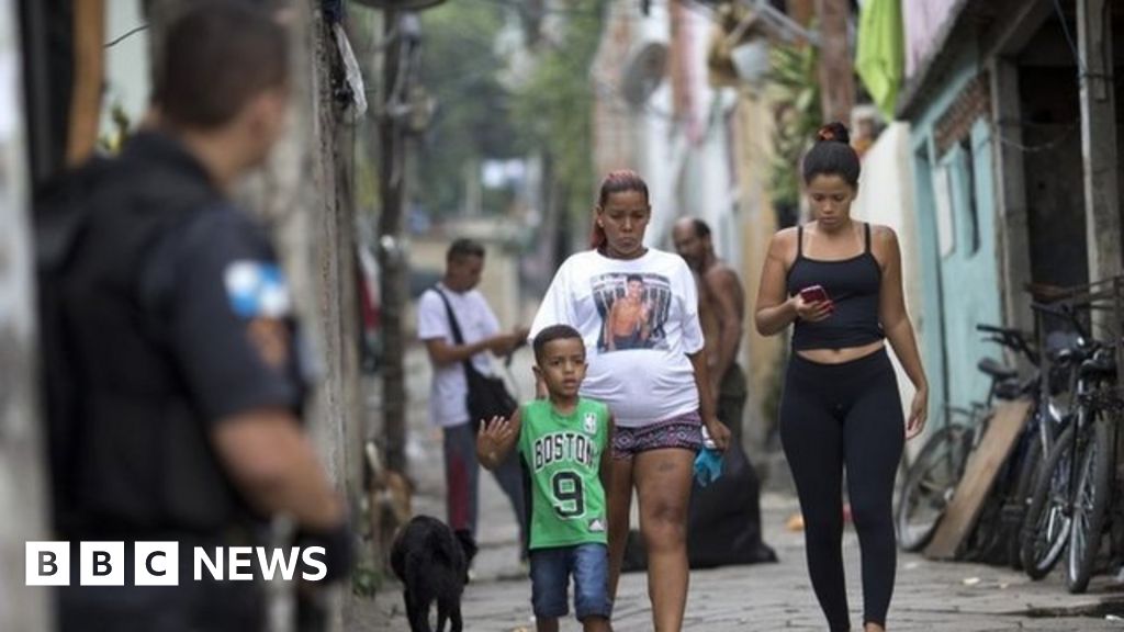 Eduardo Victor killing: Police held for 'planting gun' - BBC News