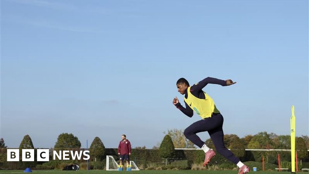 Why some elite footballers are turning to private coaching - BBC News