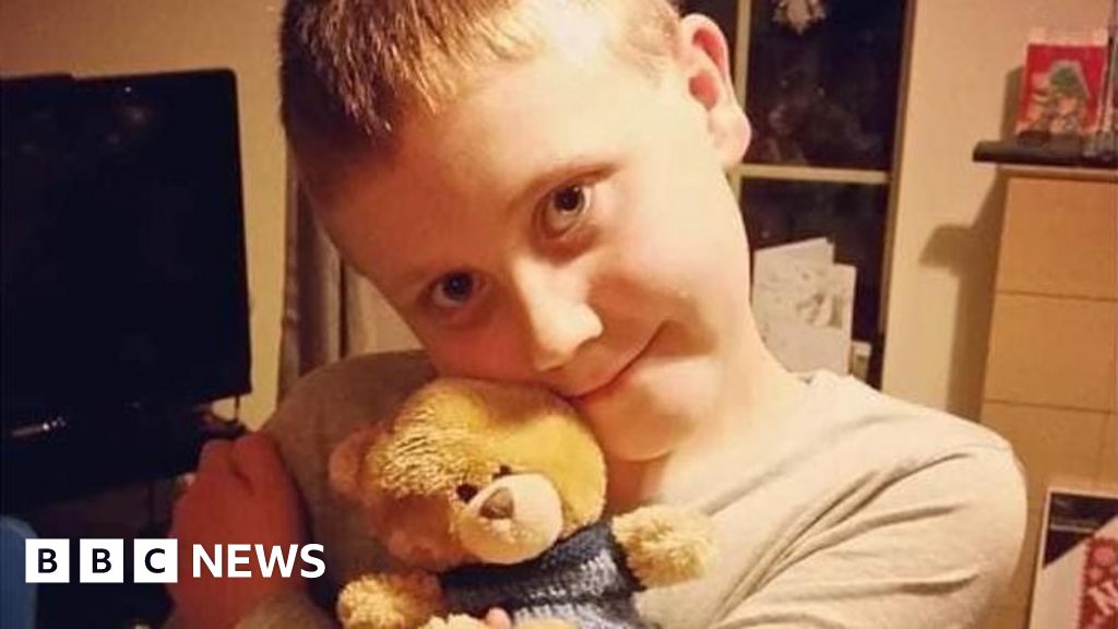 Band release charity single in memory of fan's son - BBC News