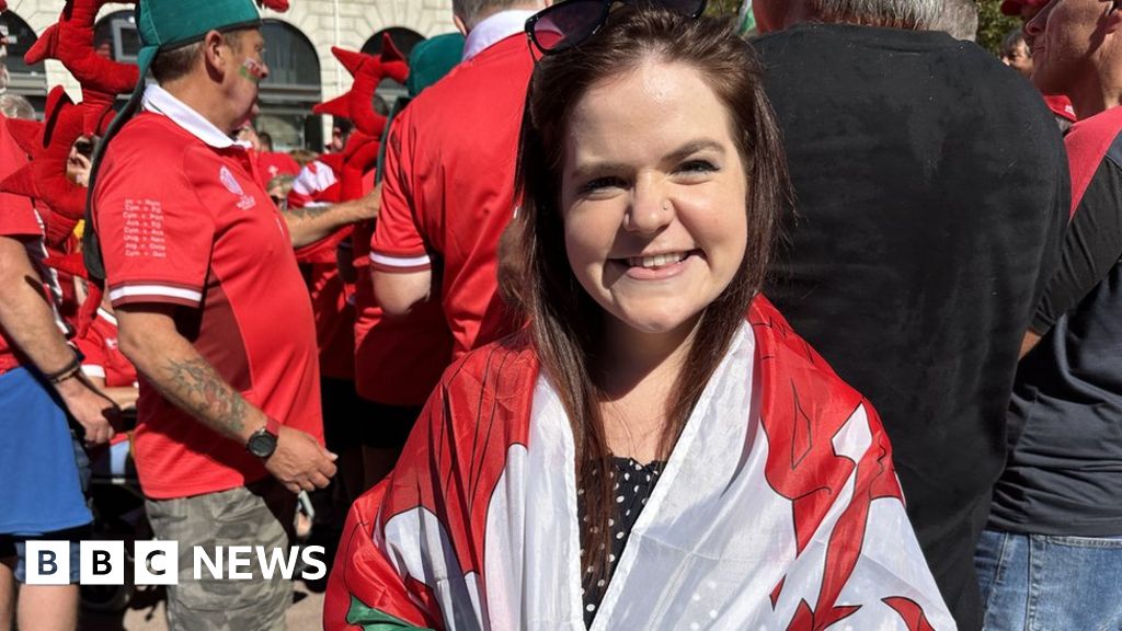 Rugby World Cup: Wales fans to join Marseille singalong - BBC News