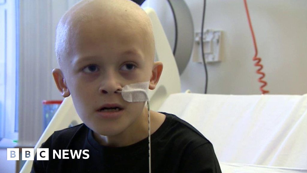 Christmas cards lift spirits of eight-year-old boy with cancer - BBC News