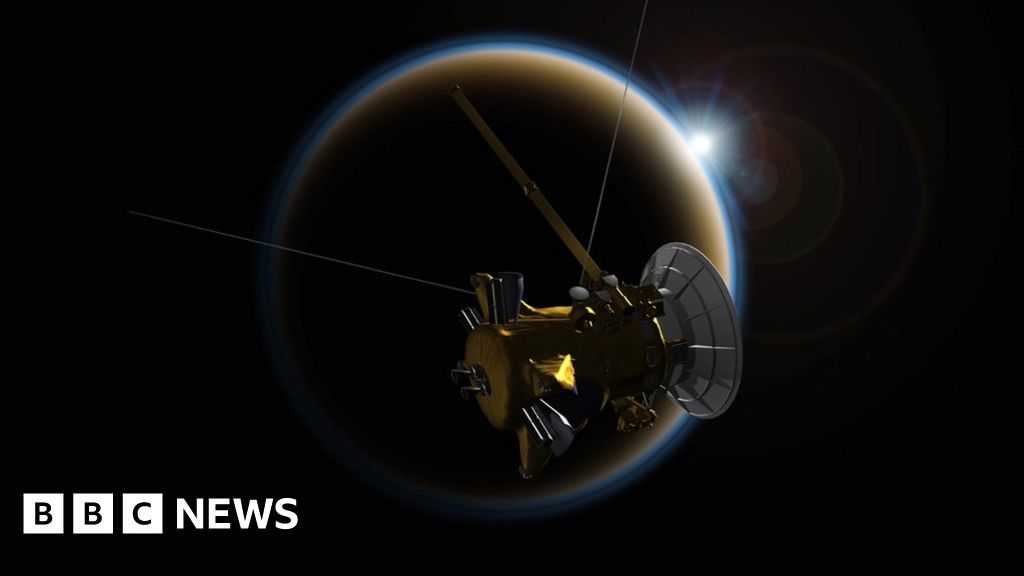 Cassini: Saturn probe turns towards its death plunge - BBC News