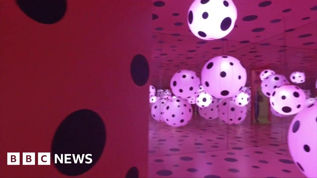 Experience an infinity room - BBC News
