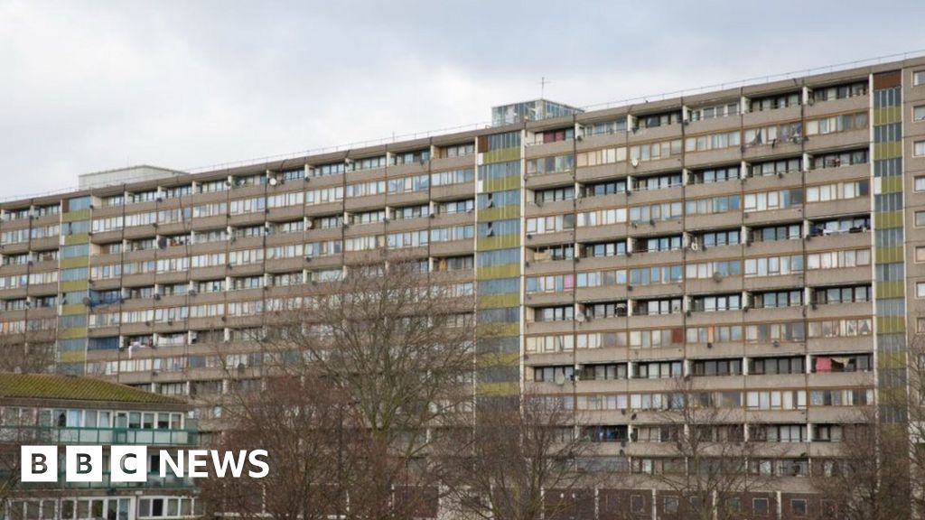 Aylesbury Estate: Plans approved to demolish 373 flats - BBC News