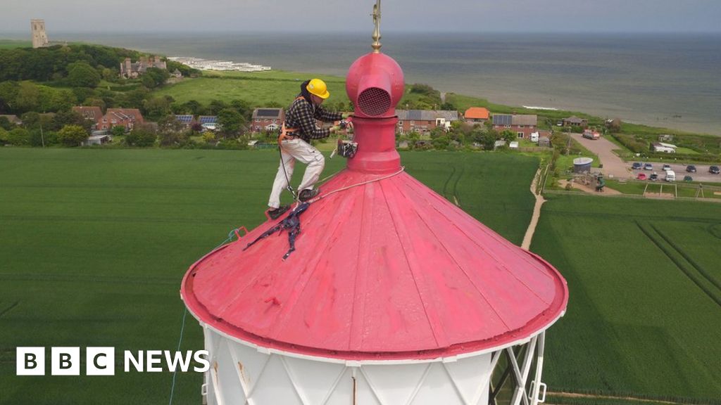 Happisburgh Lighthouse in Norfolk gets paint job - BBC News