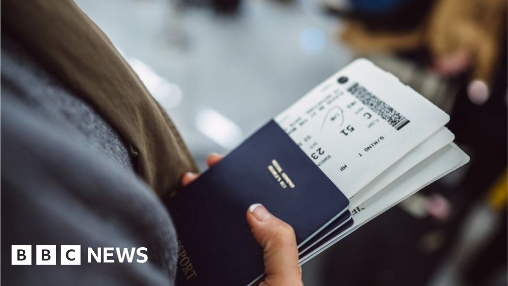 Immigration: Republic of Ireland more positive than NI - report - BBC News