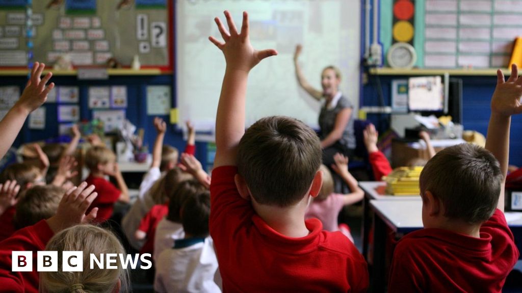 Scottish education guidelines for teachers behind schedule - BBC News