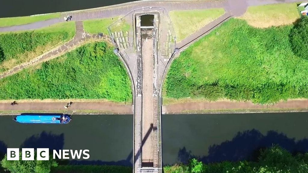 Drone gives bird's eye view of Black Country aqueduct - BBC News