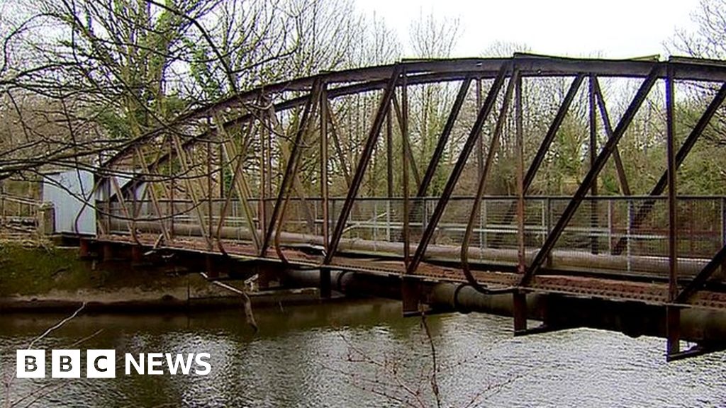 Swansea: Bridge closure threatens Vardre rugby club - BBC News