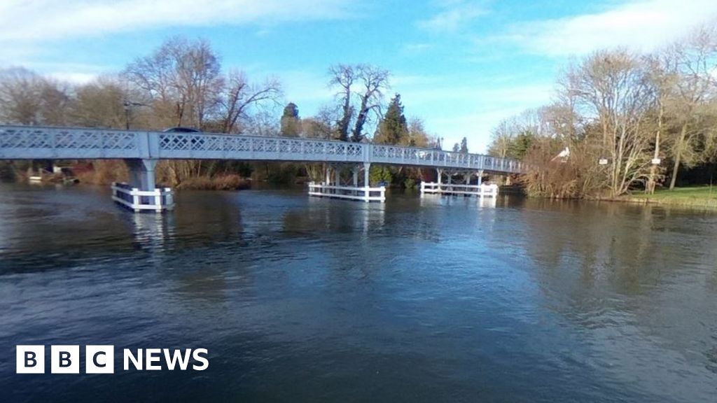 Bridge sold for first time in 227 years - BBC News