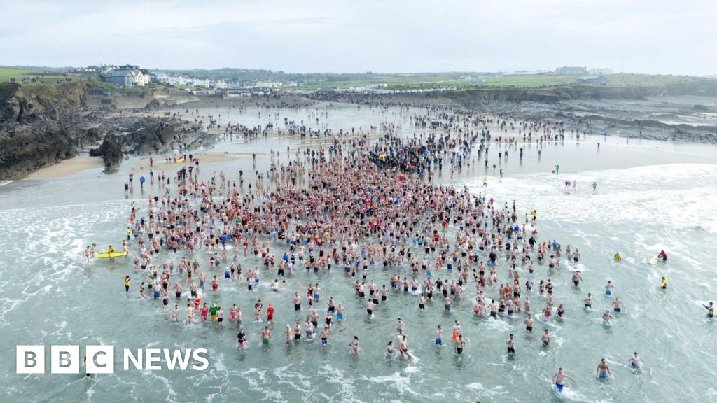 Bude beach snap recognised by prestigious photography competition - BBC ...