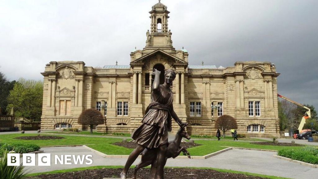 Bradford's Cartwright Hall Gallery to close for refurbishment - BBC News