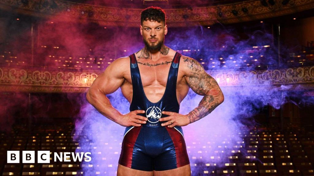 Gladiator's Giant joins Wolverhampton panto cast - BBC News