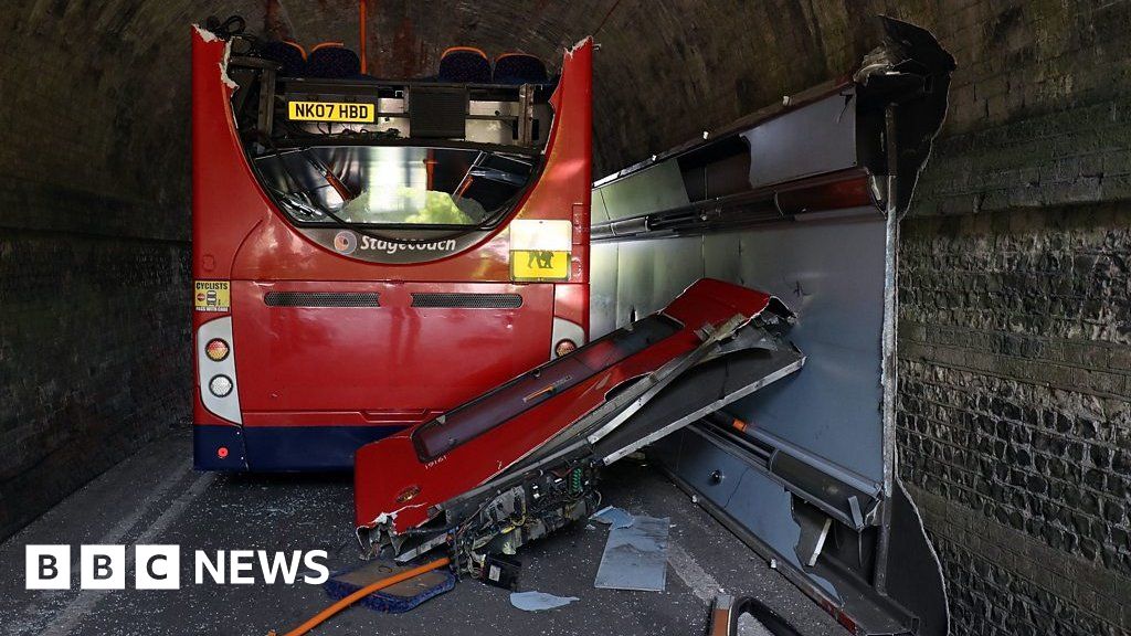 Winchester bus crash: School children seriously hurt - BBC News