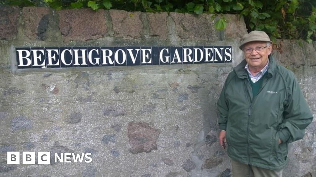 Watch: 40 years of Jim McColl on Beechgrove Garden - BBC News