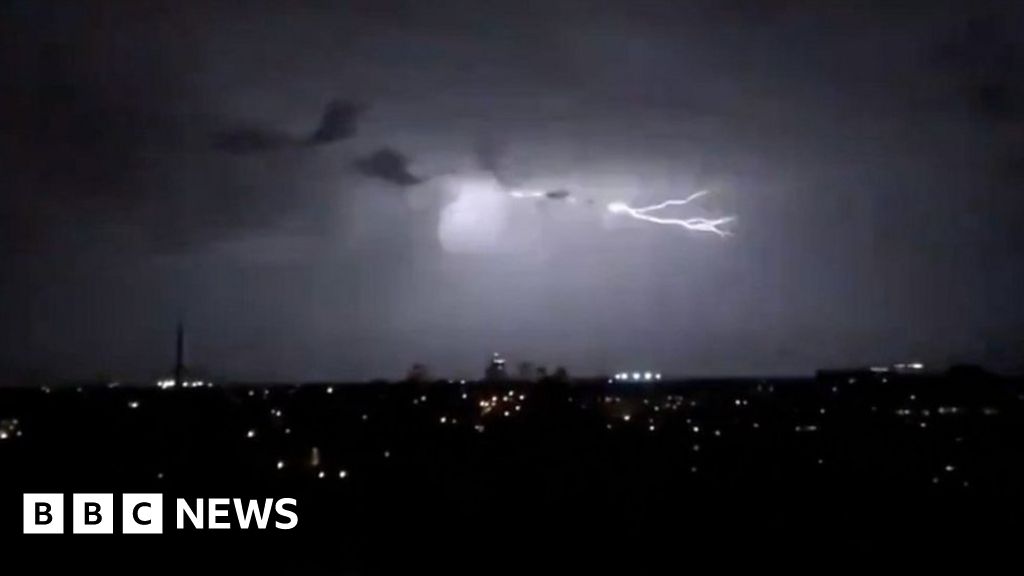 Sydney storm: Thunder and lightning thrash Australian city - BBC News