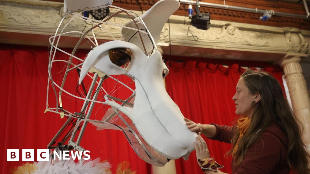 Giant mechanical fox to tour England high streets - BBC News
