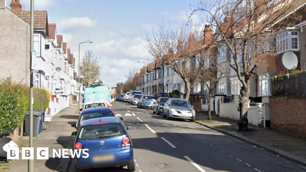 Police officer attacked during West Hendon chase - BBC News