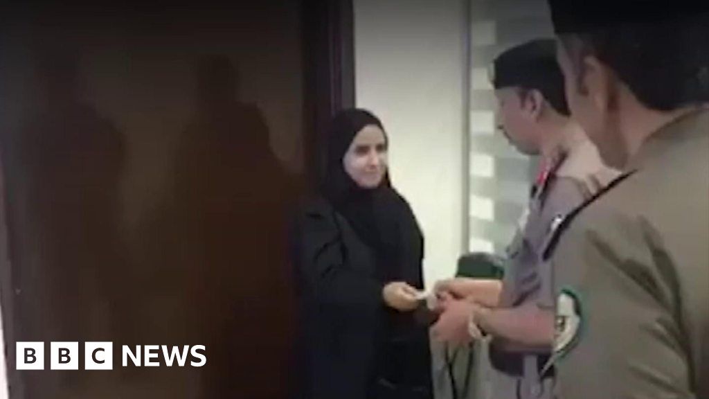 First Saudi woman granted driving licence - BBC News