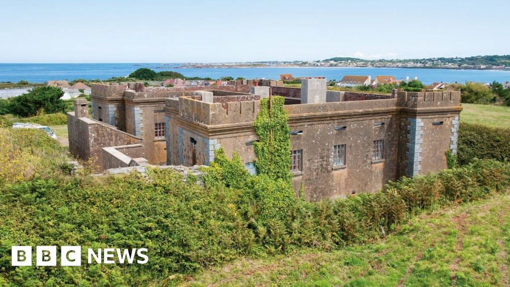 Napoleonic fort in Guernsey sold for £1m - BBC News