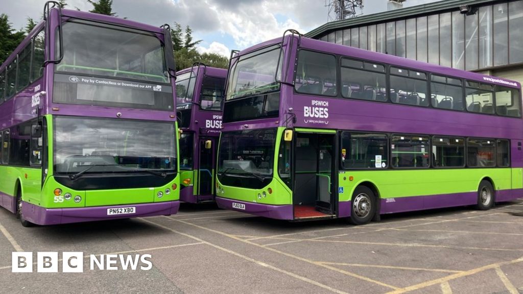 Ipswich Buses mark 120 years with vintage parade - BBC News