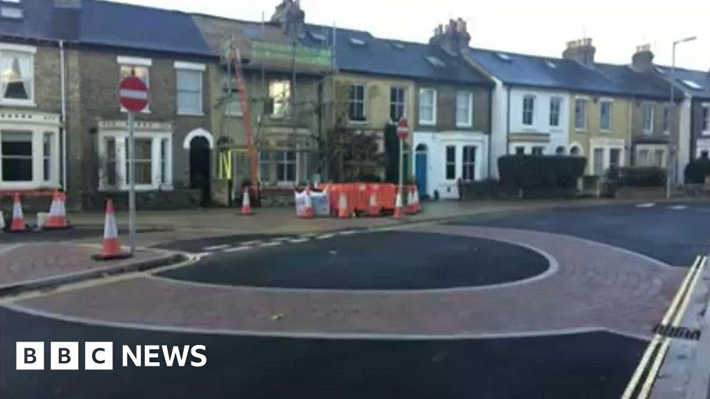Cambridge 'ghost roundabout' design ridiculed on social media - BBC News