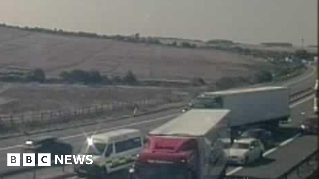 M11 southbound closed near Duxford after serious collision