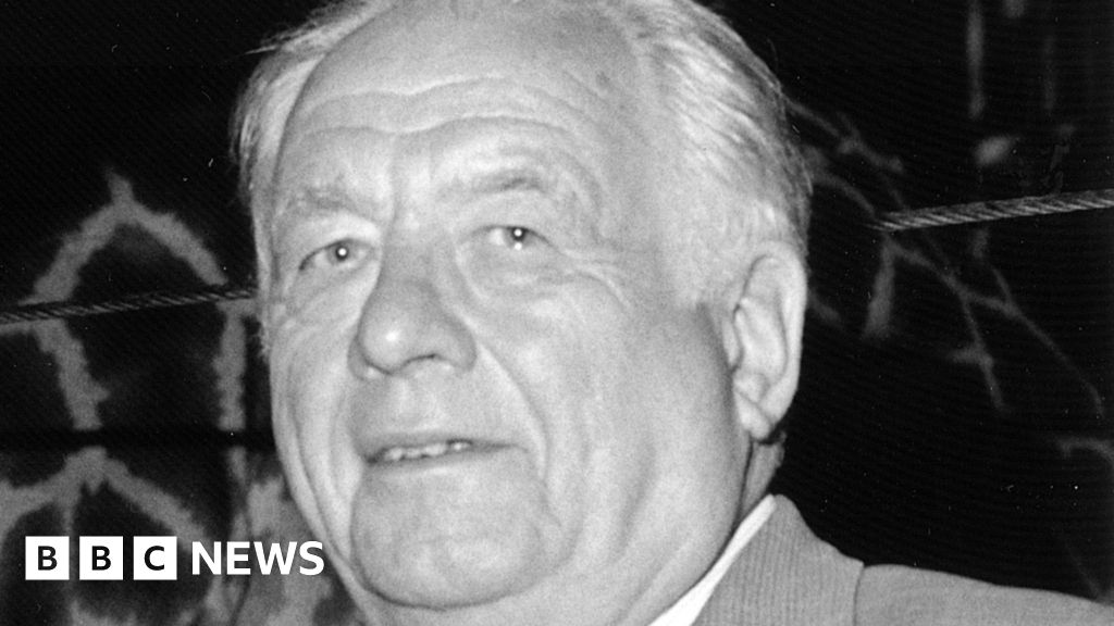 Pioneering Marwell Zoo founder John Knowles dies - BBC News