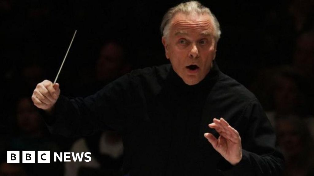 Halle conductor Sir Mark Elder hangs up his baton after 24 years - BBC News