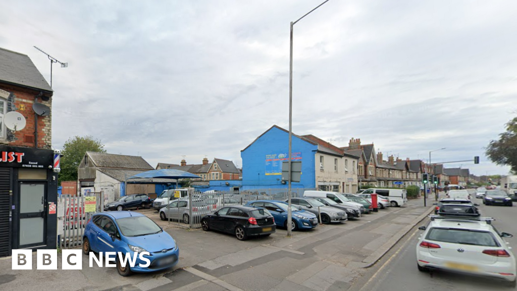 Reading: Advert signs plan for London Road thrown out - BBC News