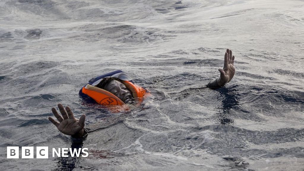 Picture power: The drowning man - BBC News