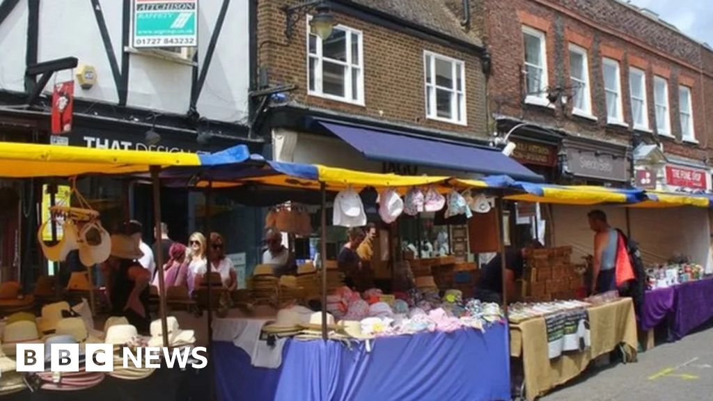St Albans market relaunch postponed as new stalls delayed - BBC News