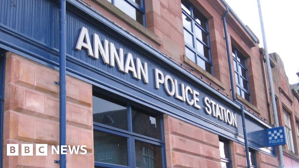 Falling mast kills man on Annan building site - BBC News