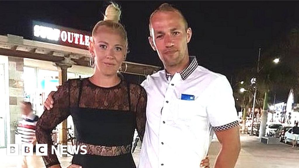 Bricklayer wins taekwondo gold in memory of late wife