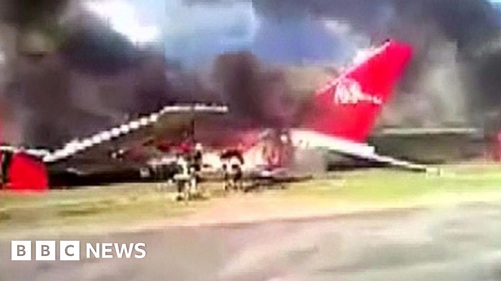 Peruvian plane catches fire - BBC News