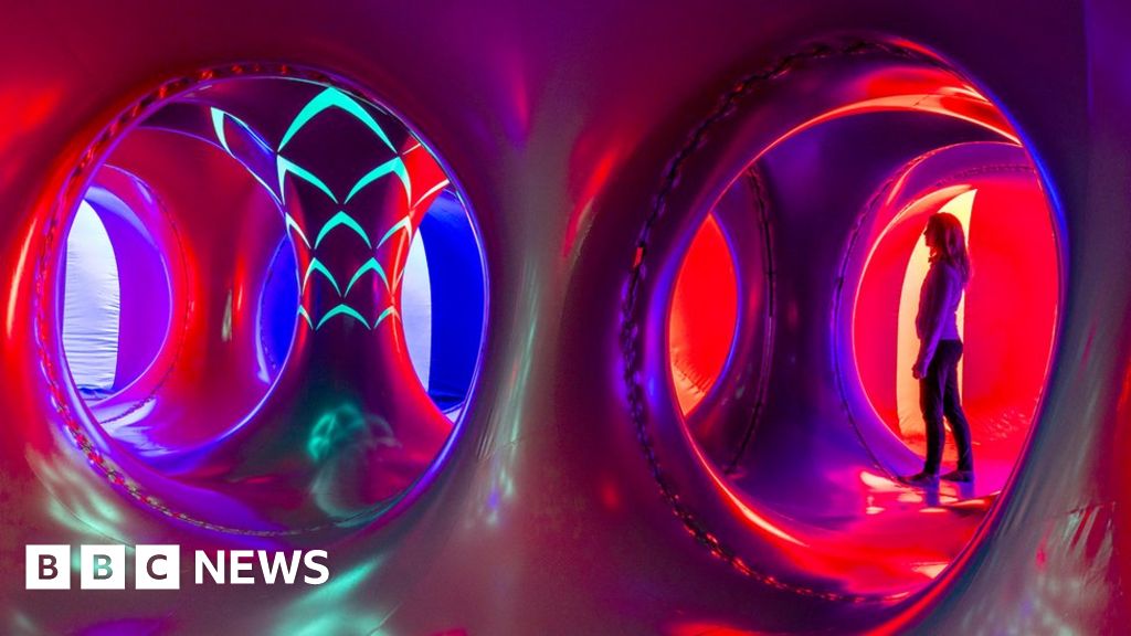 Inflatable walk-through sculpture opens at Warwickshire park