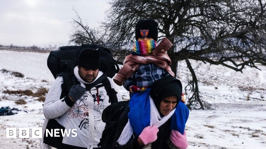 Migrant crisis: EU at grave risk, warns France PM Valls - BBC News