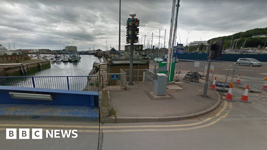 Dover: Diver dies after getting into difficulty on Kent coast - BBC News