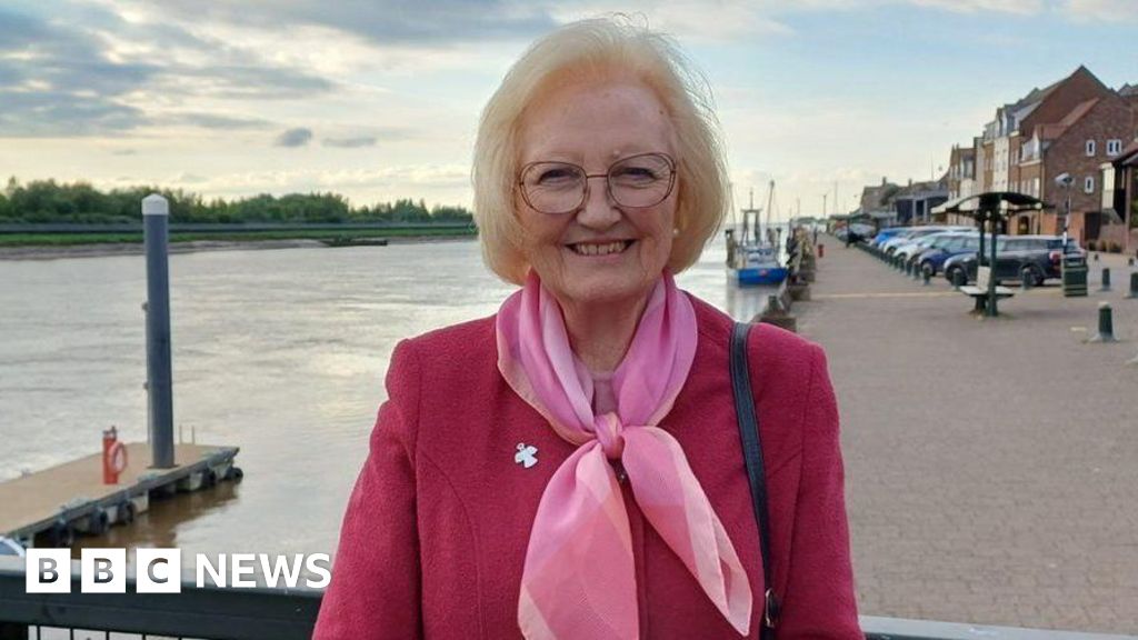 Former BBC reporter 'amazed' at King's Lynn borough honour - BBC News