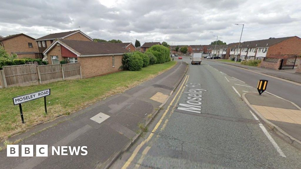 Police probe Wolverhampton pub disorder involving machetes - BBC News