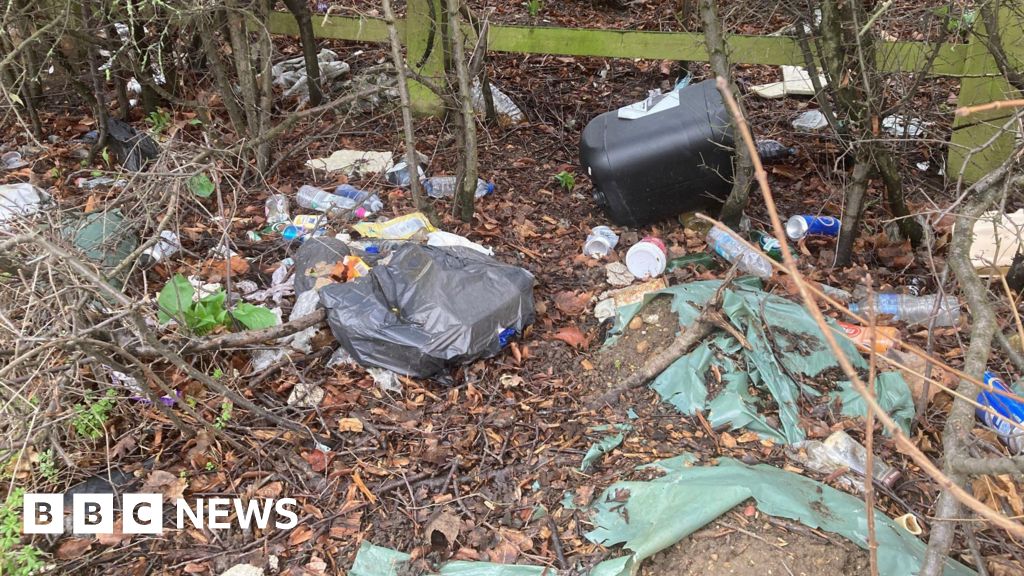 A12 Colchester litter pick sees 680kg of rubbish collected - BBC News