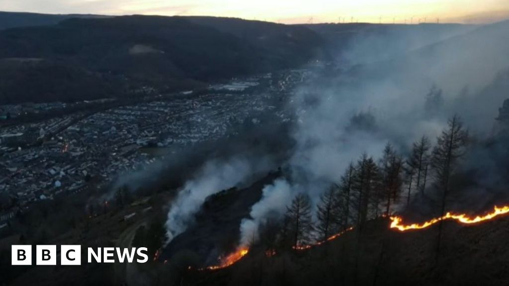 Wildfires: Crews battle flames overnight across Wales - BBC News