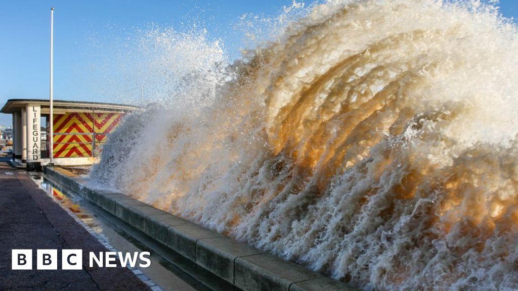 Lowestoft flood walls project delayed by legal agreements