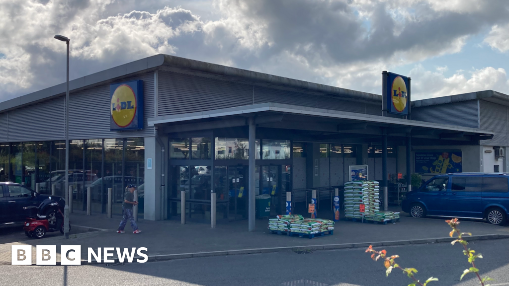 Man arrested over Lidl knife-point robbery attempt